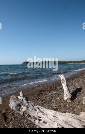 Baratti beach and Populonia on the top of the promontory hill Stock ...