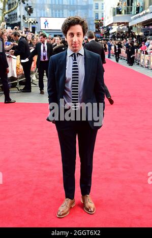 'Big Bang Theory' star Simon Helberg carries his daughter in his arms ...