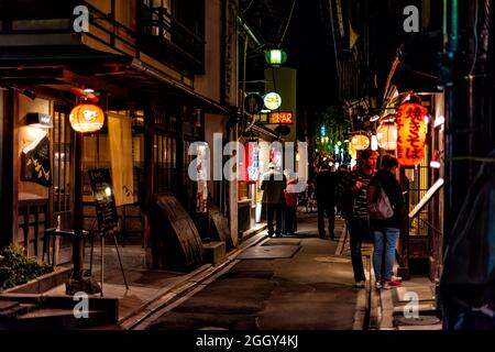 Red lanterns of a Japanese restaurant at night. Tokyo, japan Stock ...