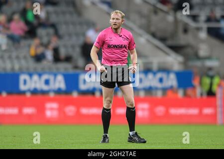 Referee Robert Hicks in action during the game Stock Photo - Alamy