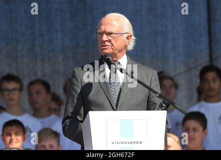 King Carl XVI Gustaf speaks at the banquet at the Palacio Nacional ...