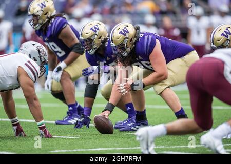Washington offensive lineman Luke Wattenberg (57) participates in the ...