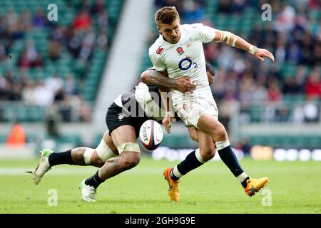 England's Henry Slade (centre) is tackled by Argentina's Rodrigo Isgro ...