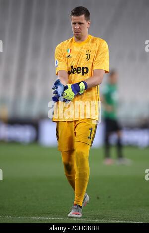 Wojciech Szczesny of Juventus pulls on his gloves during the Serie A ...