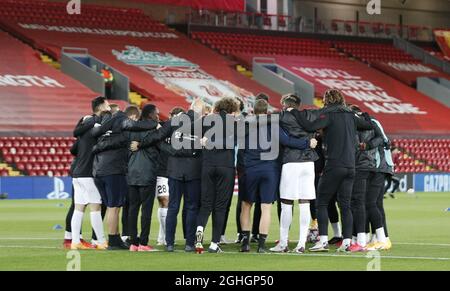 LIVERPOOL PRE-MATCH HUDDLE LIVERPOOL FC 28 April 2001 Stock Photo - Alamy