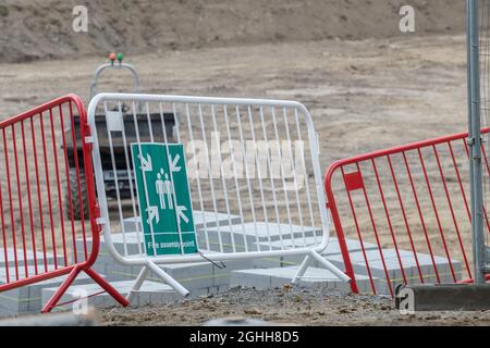 Health and Safety on site fire training using a fire blanket to ...