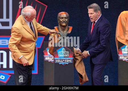 Cliff Harris, left, a member of the Pro Football Hall of Fame ...