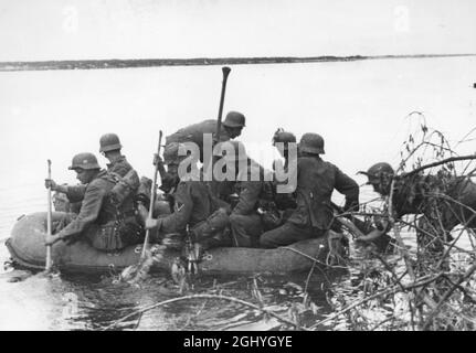 OPERATION BARBAROSSA WW2 Two German soldiers holding a MG 42 machine ...