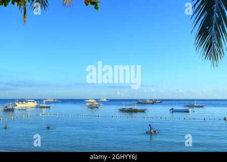 The calm waters of Alona Beach, Panglao Island, Bohol, Philippines ...