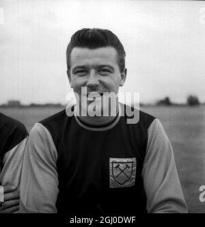 Johnny Byrne, West Ham Utd 17th August 1965 Stock Photo - Alamy