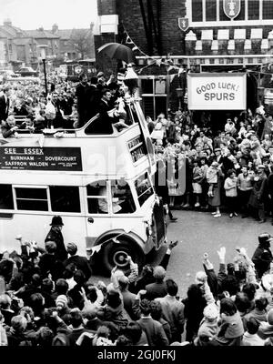 6 MAY 1962 TOTTENHAM HOTSPUR FOOTBALL TEAM RETURN TO THE CROWDED ...