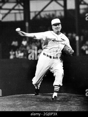 Still chuckin em. Famed 'Gas House Gang' pitching great, Dizzy Dean of ...