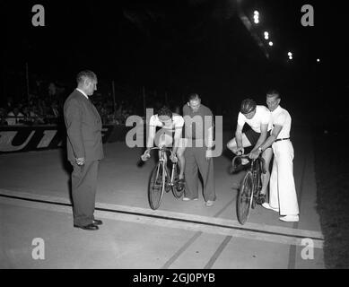 Reg Harris (right) at the start of the race . World Championships 1951 ...