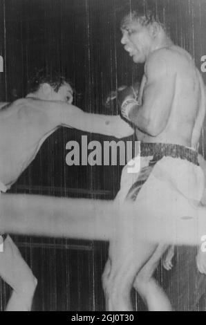 SUGAR RAY WITH PAUL PENDER - BOXING - 11 JUNE 1960 Stock Photo - Alamy