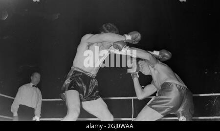 PHIL EDWARDS WITH TERRY DOWNES - BOXING AT WEMBLEY 5 JULY 1960 Stock ...