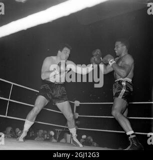 BOXING BRIAN LONDON AND EDDIE MACHEN IN ACTION 17 OCTOBER 1961 Stock Photo - Alamy