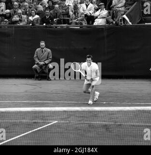 BILLY KNIGHT - TENNIS PLAYER IN ACTION AT WIMBLEDON CHAMPIONSHIPS IN ...
