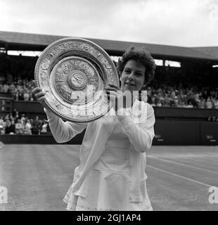 MARIA BUENO TROPHY - TENNIS AT WIMBLEDON CHAMPIONSHIPS 2 JULY 1960 ...