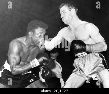 BOXING EMILE GRIFFITH V BRIAN CURVIS AT JACK SOLOMONS GYM IN LONDON ...
