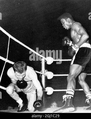 BOXING EMILE GRIFFITH V BRIAN CURVIS AT JACK SOLOMONS GYM IN LONDON ...