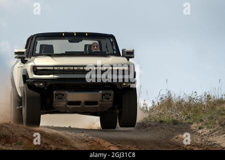 NEW GMC HUMMER EV - electric pickup with power over 1000 horsepower ...