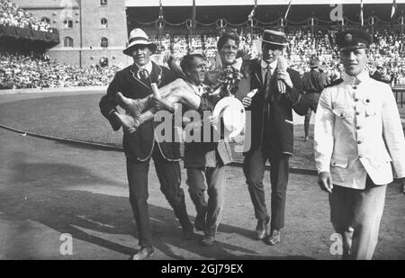 FILE 1912 The Marathon winner Kenneth McArthur from South Africa meets ...