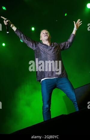 Macklemore & Ryan Lewis perform on the NBC Today Show at Rockefeller ...