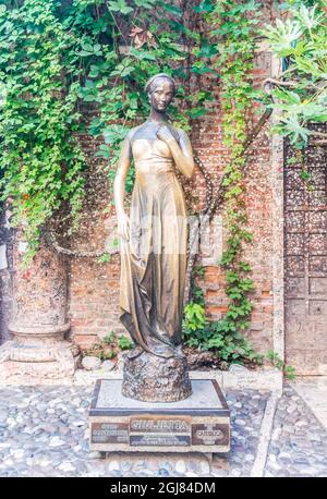 Juliet's balcony and statue, Verona, UNESCO World Heritage Site, Veneto ...