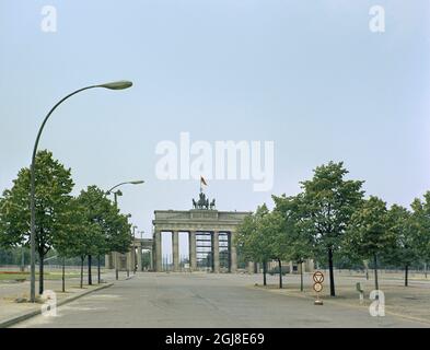The Brandenburg Gate, Berlin 1975 Stock Photo - Alamy