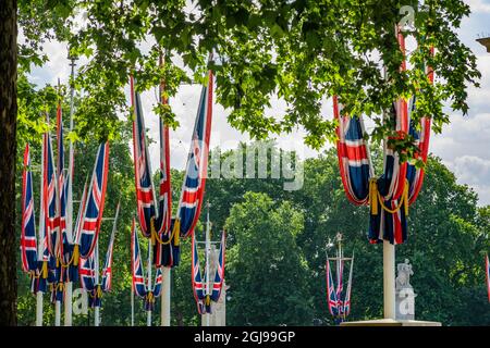 British flags in front of Buckingham Palace and Victoria Park, London ...