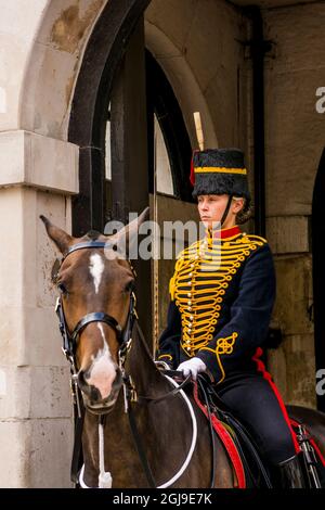 Queens guard at changing of the guard ceremonies at Buckingham Palace ...