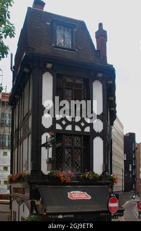 Coach and Horses pub, Bruton Street, London W1 Stock Photo - Alamy