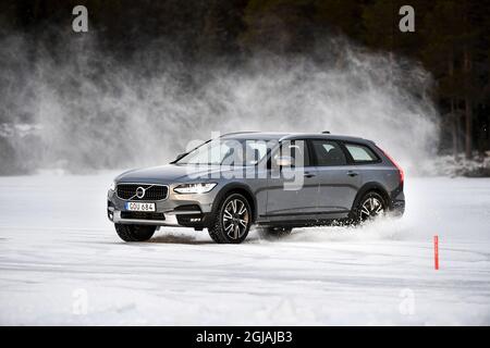 Volvo V90 D5 Cross Country road, traffic, cars, communication ...