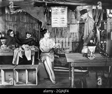 Stephanie Barrington, Leslie Caron, Cary Grant, on-set of the Film ...