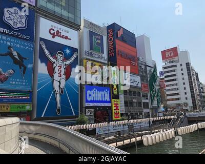 Dotonbori Glico Running Man Sign Osaka Japan - Tourists take photos ...
