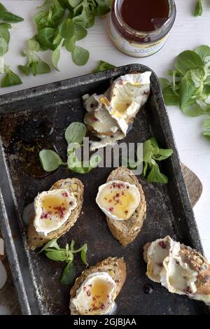 Toast with chèvre, chestnut honey and rosé pepper Foto: Janerik ...