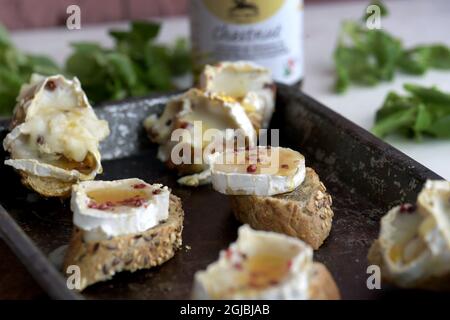 Toast with chèvre, chestnut honey and rosé pepper Foto: Janerik ...