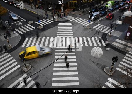 A diagonal pedestrian crossing at Master Samuelsgatan and ...