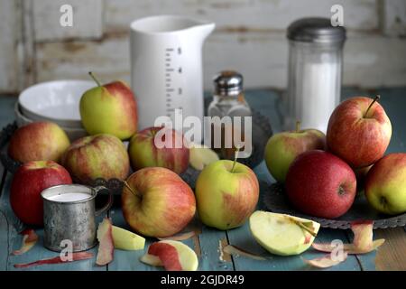 Peeled and halved apples. Photo Janerik Henriksson / TT code 10010 ...