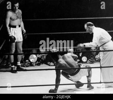 BOXING EDDIE MACHEN V FLOYD PATTERSON IN ACTION IN STOCKHOM, SWEDEN ...