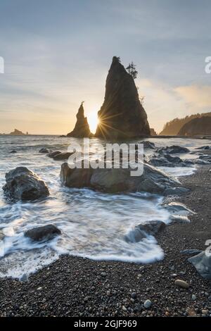Setting sun behind Split Rock on Rialto Beach, Olympic National Park ...