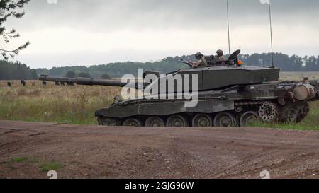 Action shot of a British army Challenger 2 FV4034 Main Battle Tank on a ...