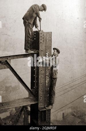 Construction Workers on Girder in New York City Stock Photo - Alamy