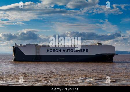 RoRo Hoegh Tracer heading to Royal Portbury docks Stock Photo - Alamy