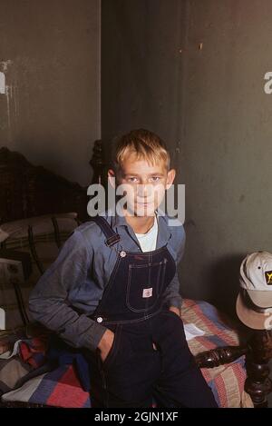 USA Alabama A visibly poor home of a white family with the six children ...