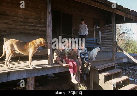 USA Alabama 1967. A visibly poor home of a white family with the six ...