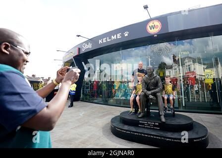 Fans pose with Graham Taylor Statue with Watford FC scarf Stock Photo ...