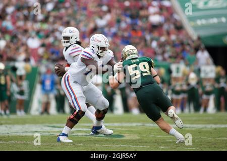 Florida offensive lineman Richard Gouraige (76) sets up to block during ...