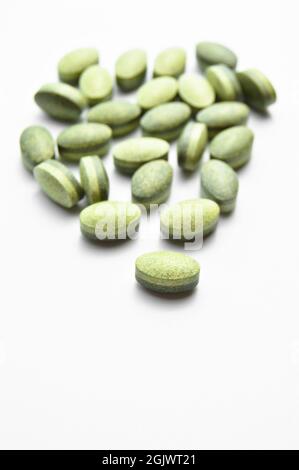 Tablets of Paracetamol on green background Stock Photo - Alamy
