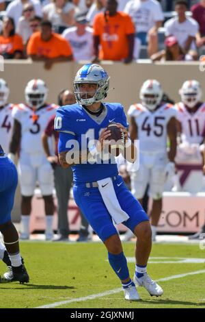 Middle Tennessee quarterback Bailey Hockman (10) loses his helmet while ...